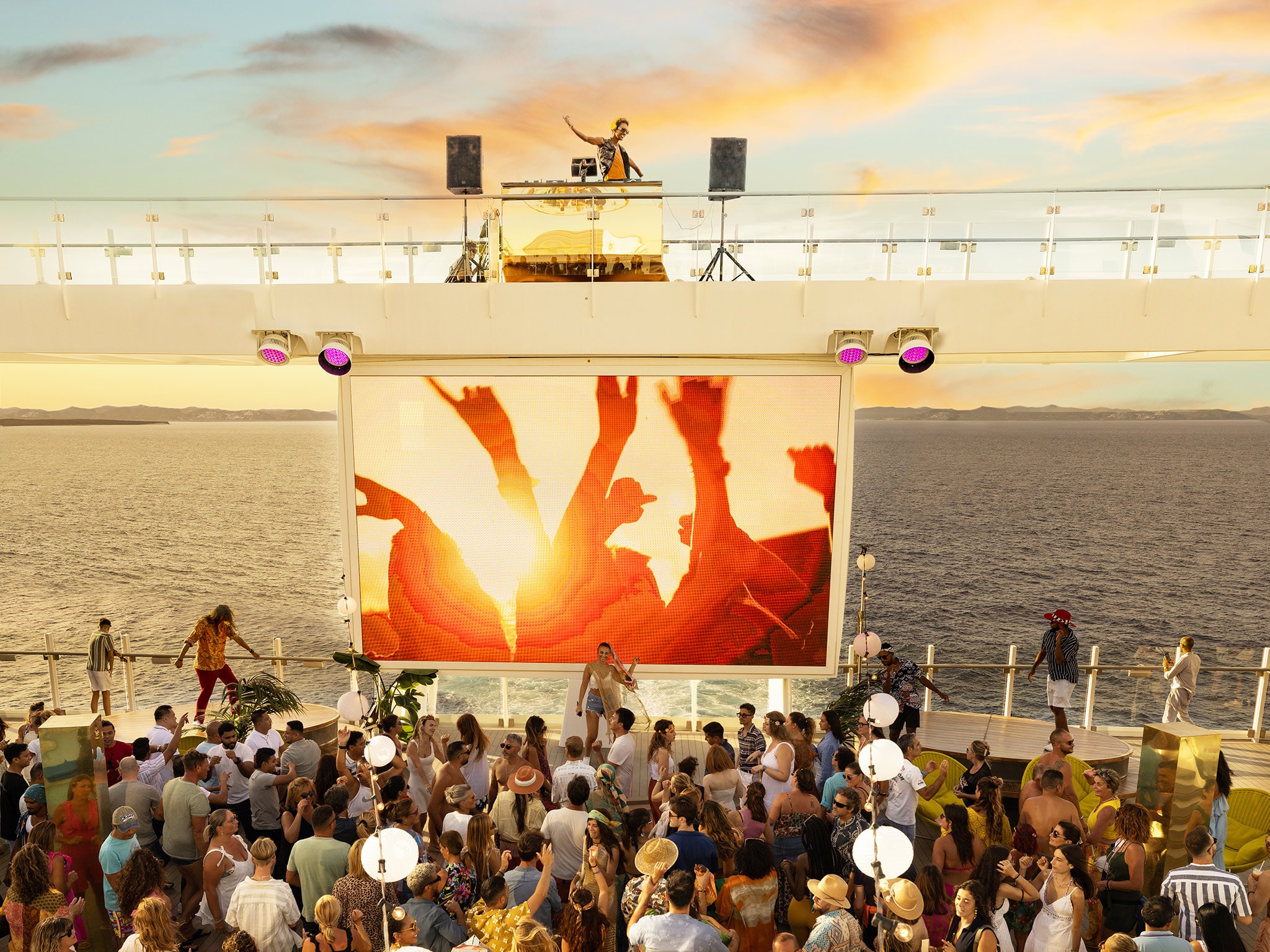Ibiza bay : "Sunset Party" | Costa Cruises